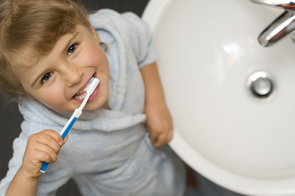 CARA HIDUP SEHAT DAN SUKSES: Merawat Gigi Anak dengan Benar dan Baik