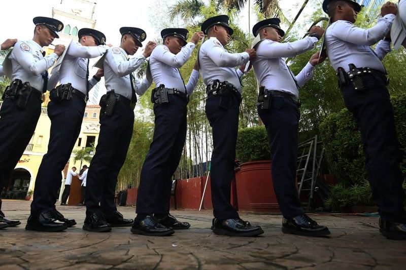 PNP fines 15 mall guards Php10k each for wearing Christmas costumes