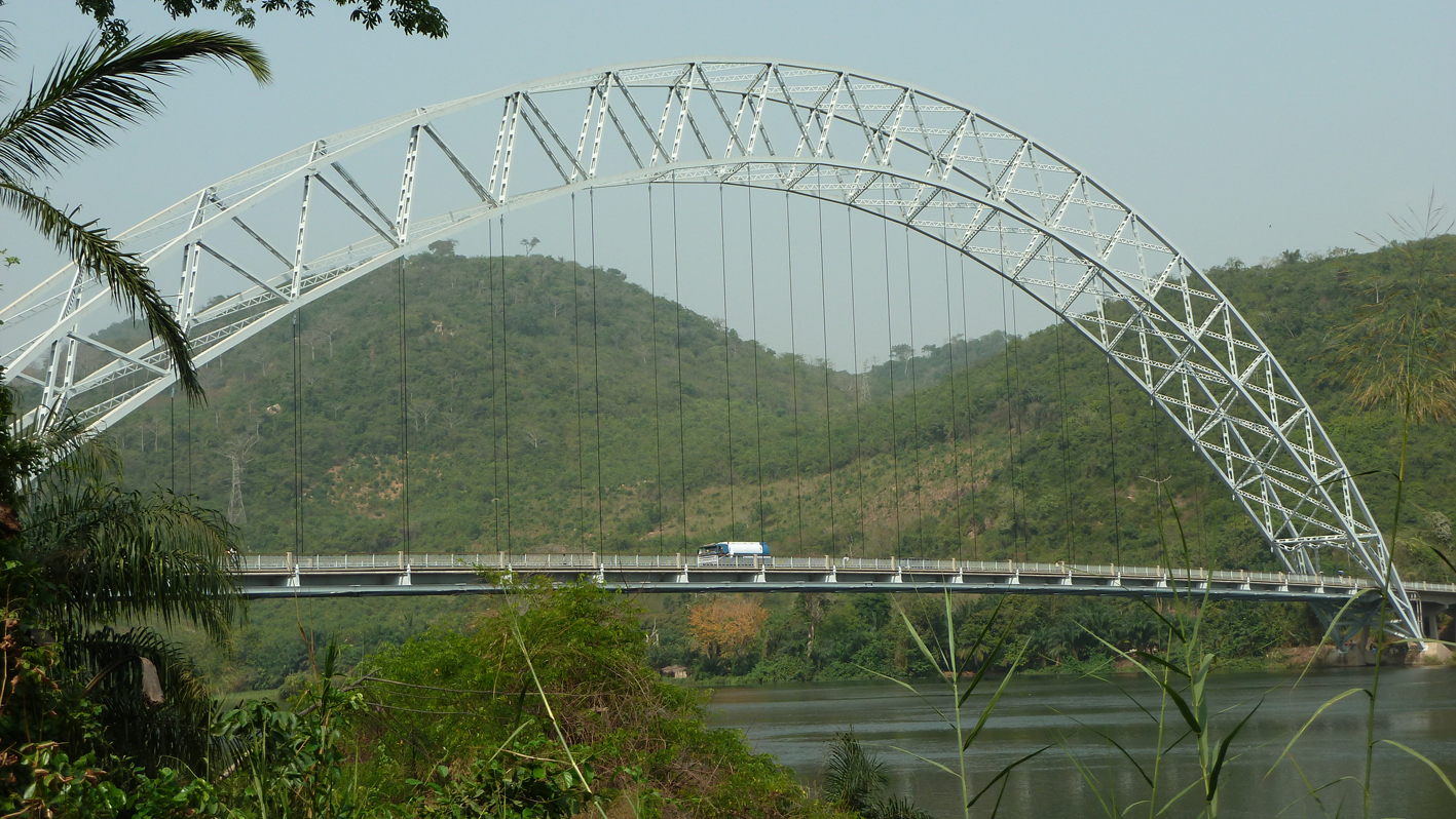 (Photo) Adomi Bridge completed by a hairdresser