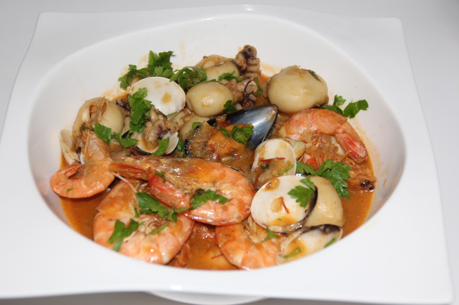 Chocos estufados com marisco em caril