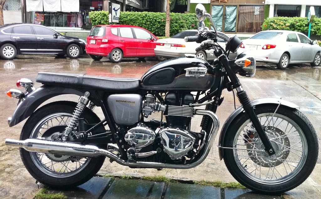Britbike Triumph Motorcycle Blog: New color for 2012 Bonneville T100