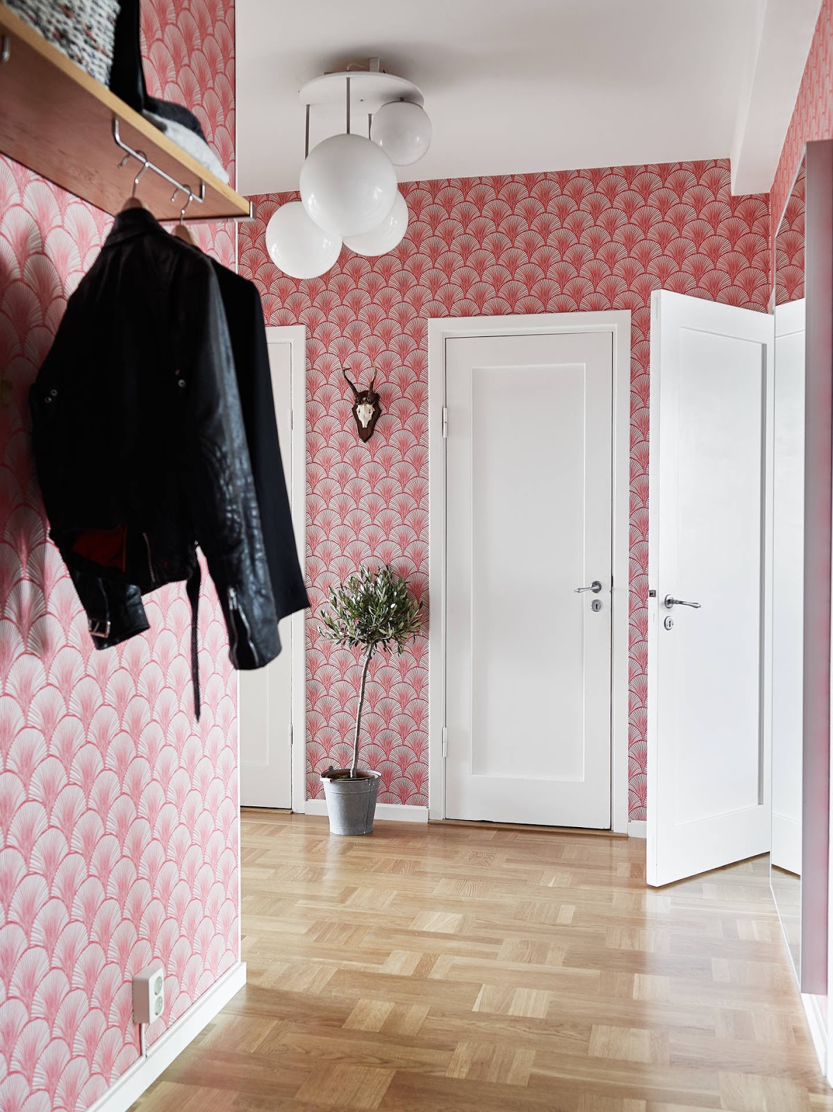 Mitt gröna lilla rum: INRED HALLEN MED EN FÄRGGLAD TAPET