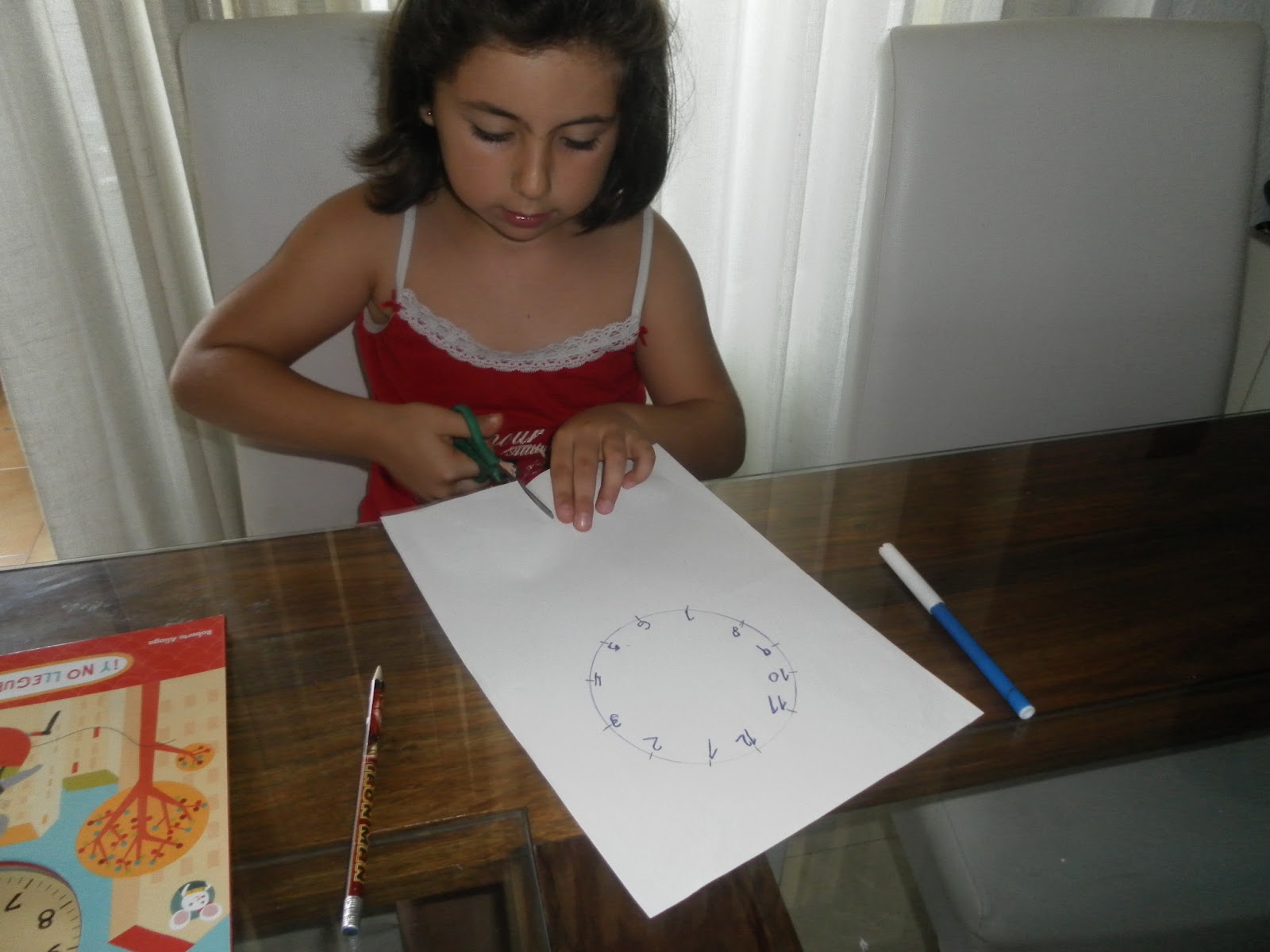 Solo yo: Reloj Casero. Enseñando las horas a Alejandra.-