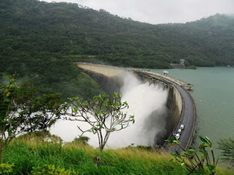 Sri Lanka - Nature: Victoria Dam Spills