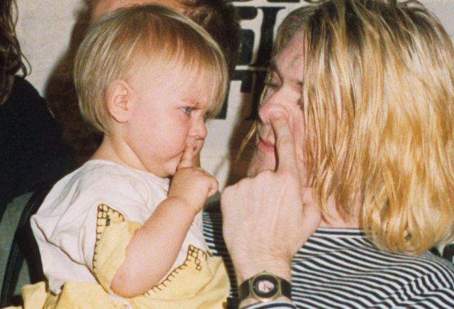 20 Rare and Candid Photographs of Kurt Cobain With His Baby Daughter ...