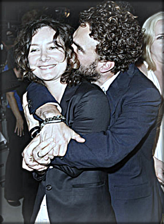 Sara Gilbert Knew She Was Lesbian After Making Out With Johnny Galecki ~ Next Celebrities
