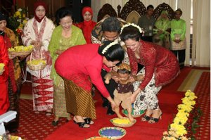 i love jawa..: UPACARA TEDAK SITEN