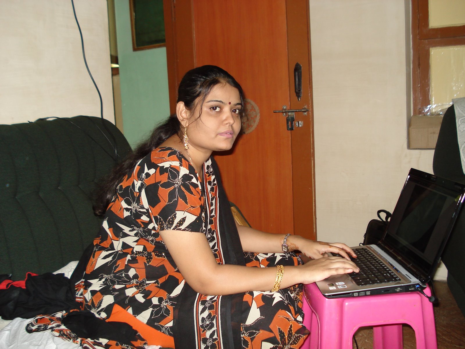 Hot Local Girls Photos Collection Aunty Working On Laptop