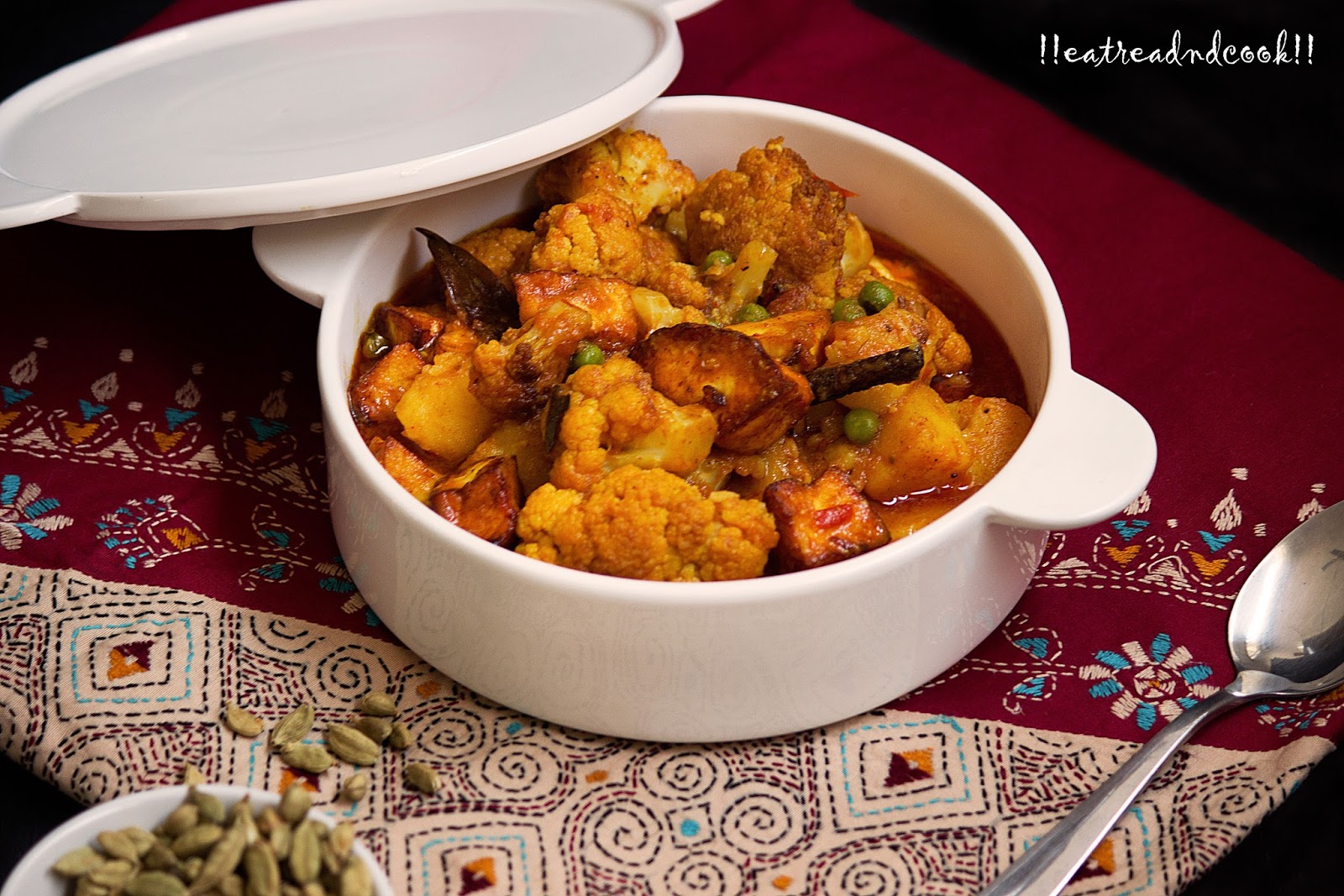 Paneer Fulkopir Torkari / Bengali Cauliflower and Cottage Cheese Curry