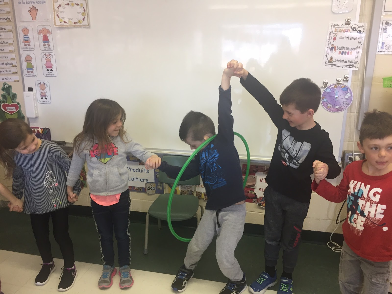 La maternelle de Mme Léa: Jeu du cerceau La maternelle de Mme Léa: Jeu du cerceau