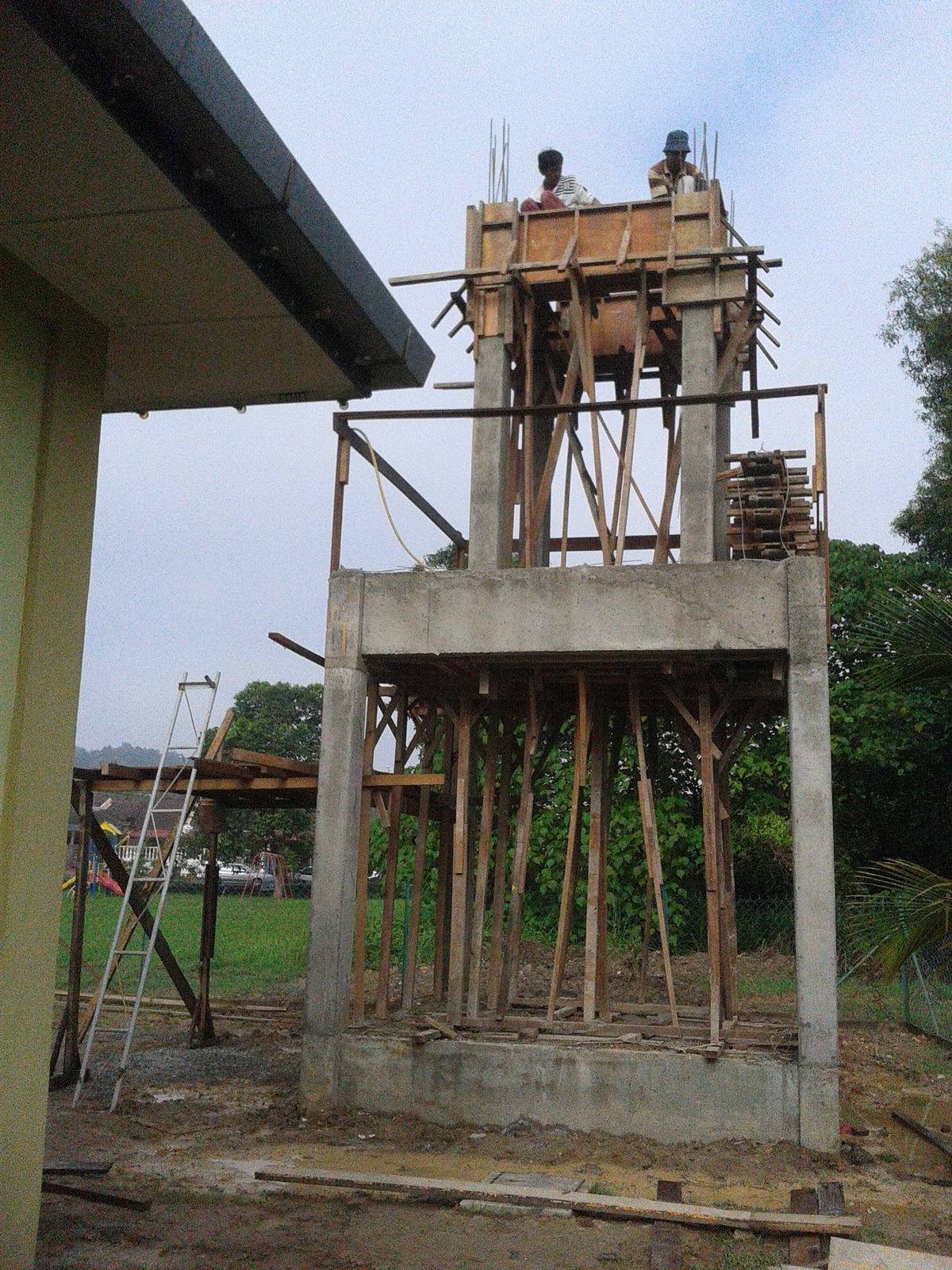 SURAU DARUN NAJIHIN: PROJEK PEMBINAAN MENARA AZAN TELAH BERMULA