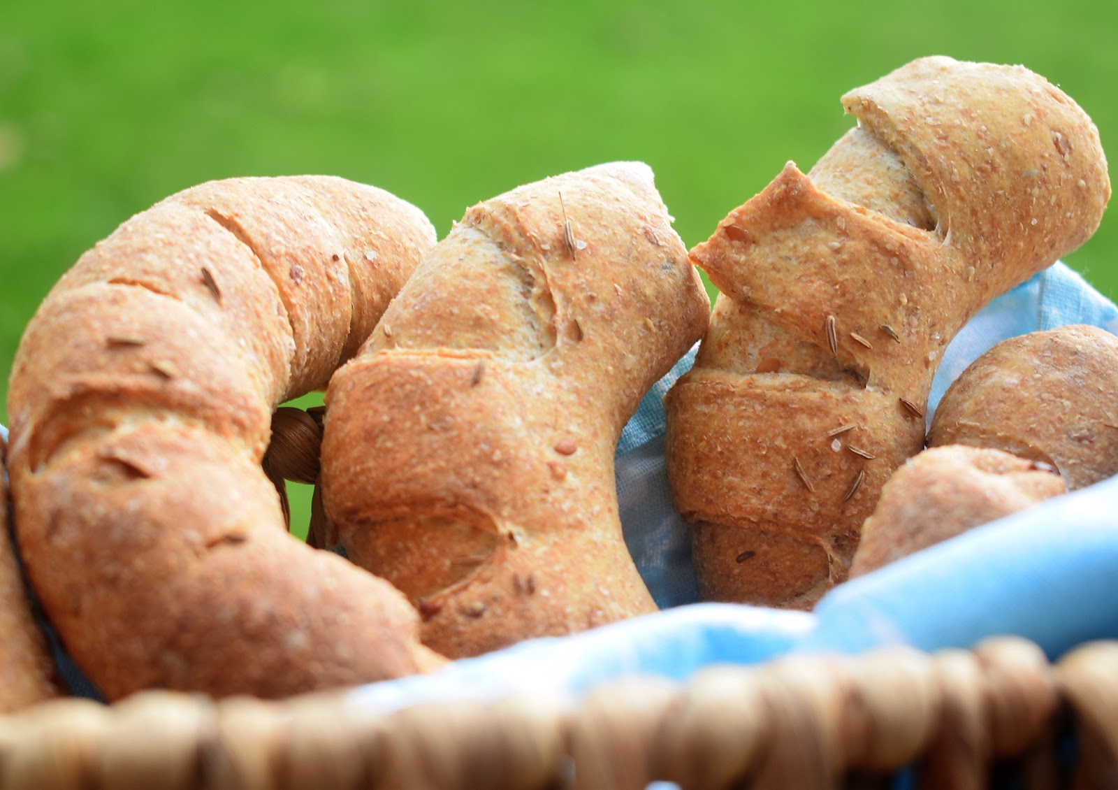 Touch wood: Flax seeds breads - kifla