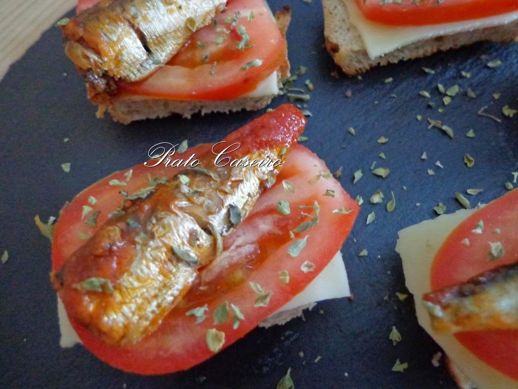 Prato Caseiro: Tapas de petinga em tomate e azeite com queijo