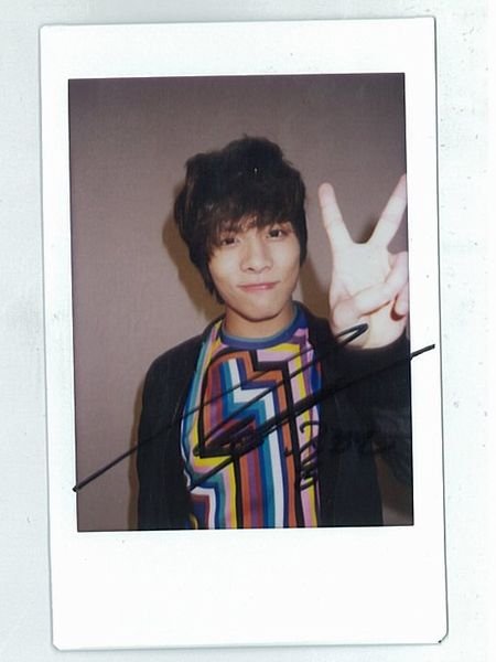 MYJinki™.: 110512 SHINee - Autographed gift photos for ELLE Magazine ...