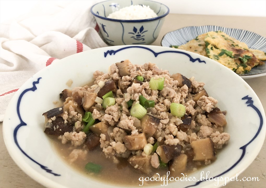GoodyFoodies: Recipe: Braised minced pork with Chinese mushrooms