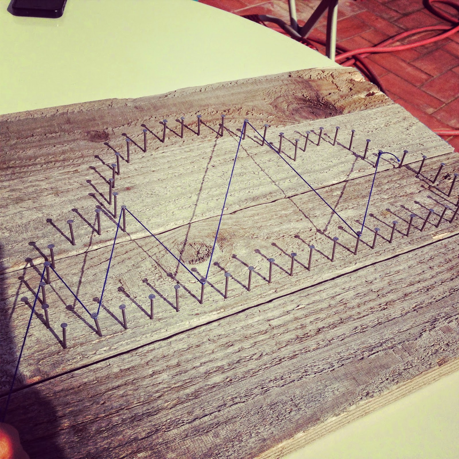 CUADRO CON MADERA Y CLAVOS - Rojosillón