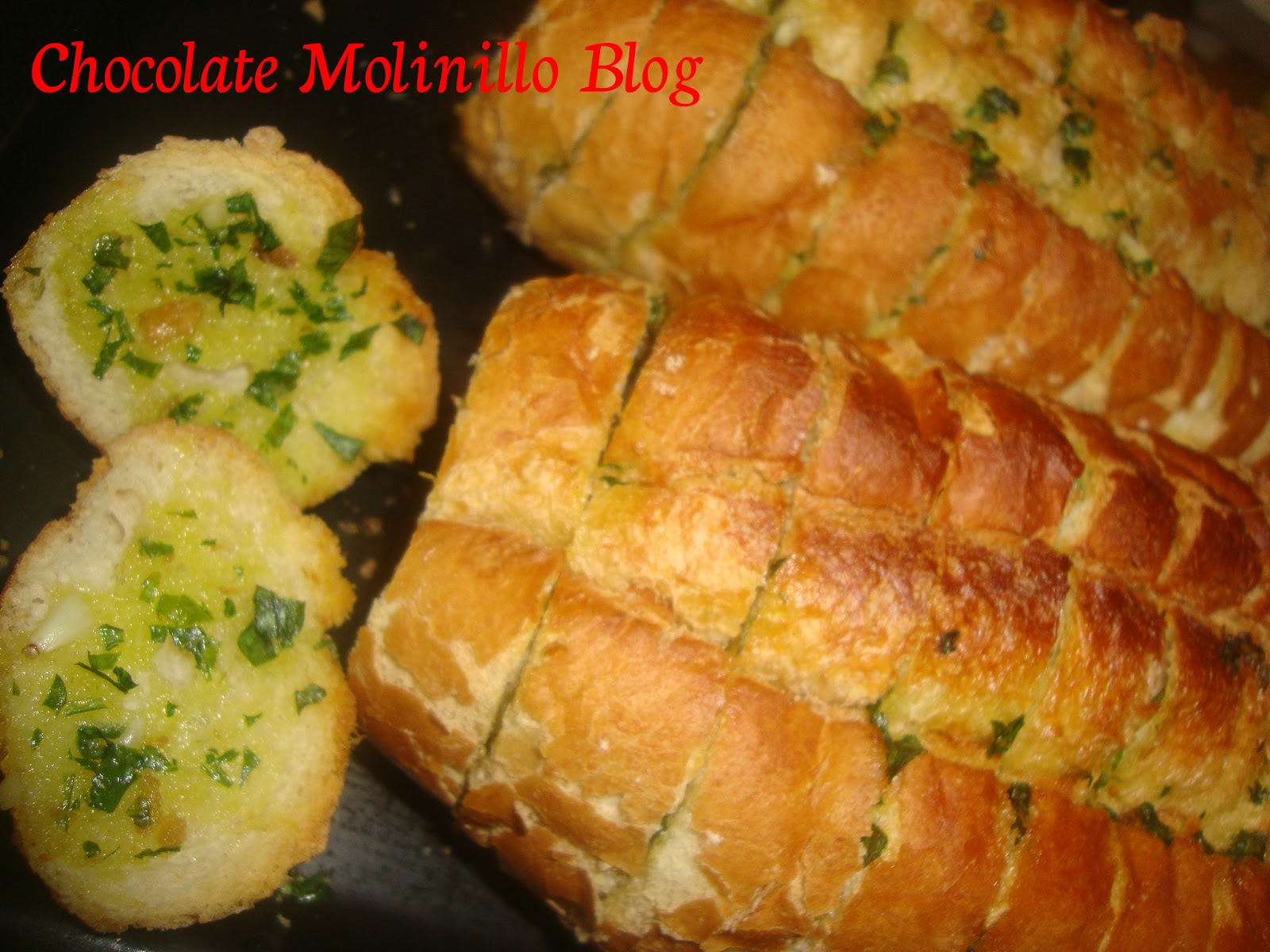 Chocolate Molinillo: Pan crujiente al ajo, mantequilla y perejil