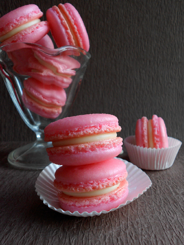 Strawberry White Chocolate Macarons - Confessions of a Confectionista