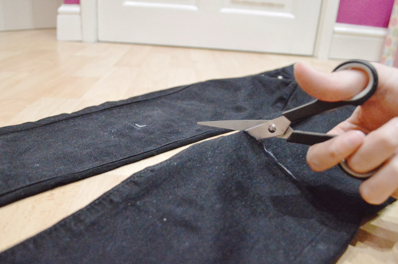 DIY | RIPPED KNEE JEANS | Danielle Fenton