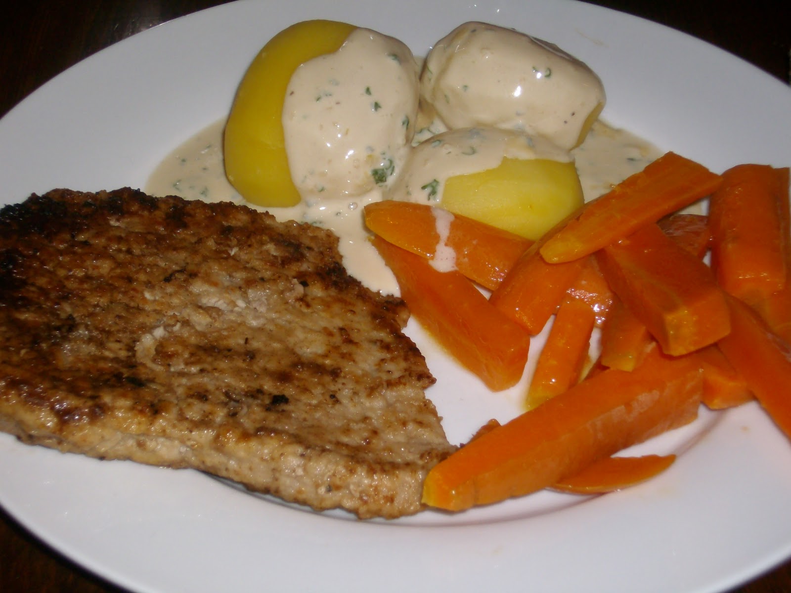 Lottas mat och vardag: Skinkschnitzel med ädelostsås