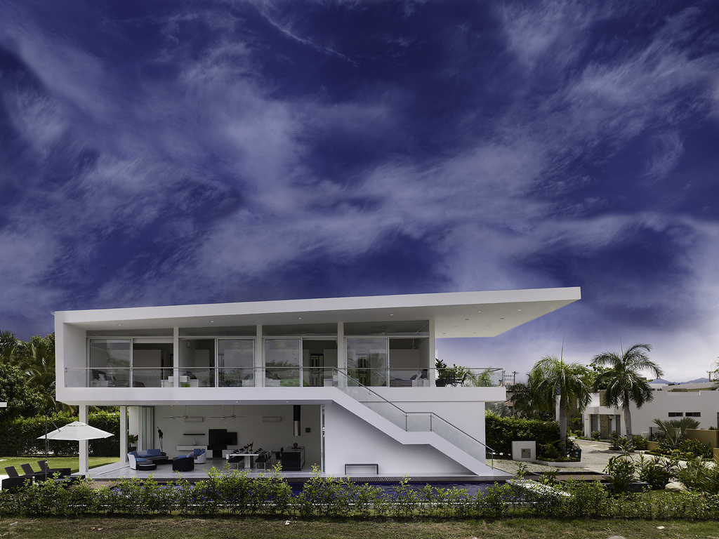 Modern Home With Sharp Lines Lifts Up The Colombian Neighborhood ...