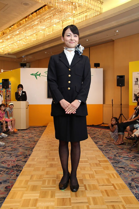 Cabin Crew Photos: Japan Airlines Stewardess Uniforms