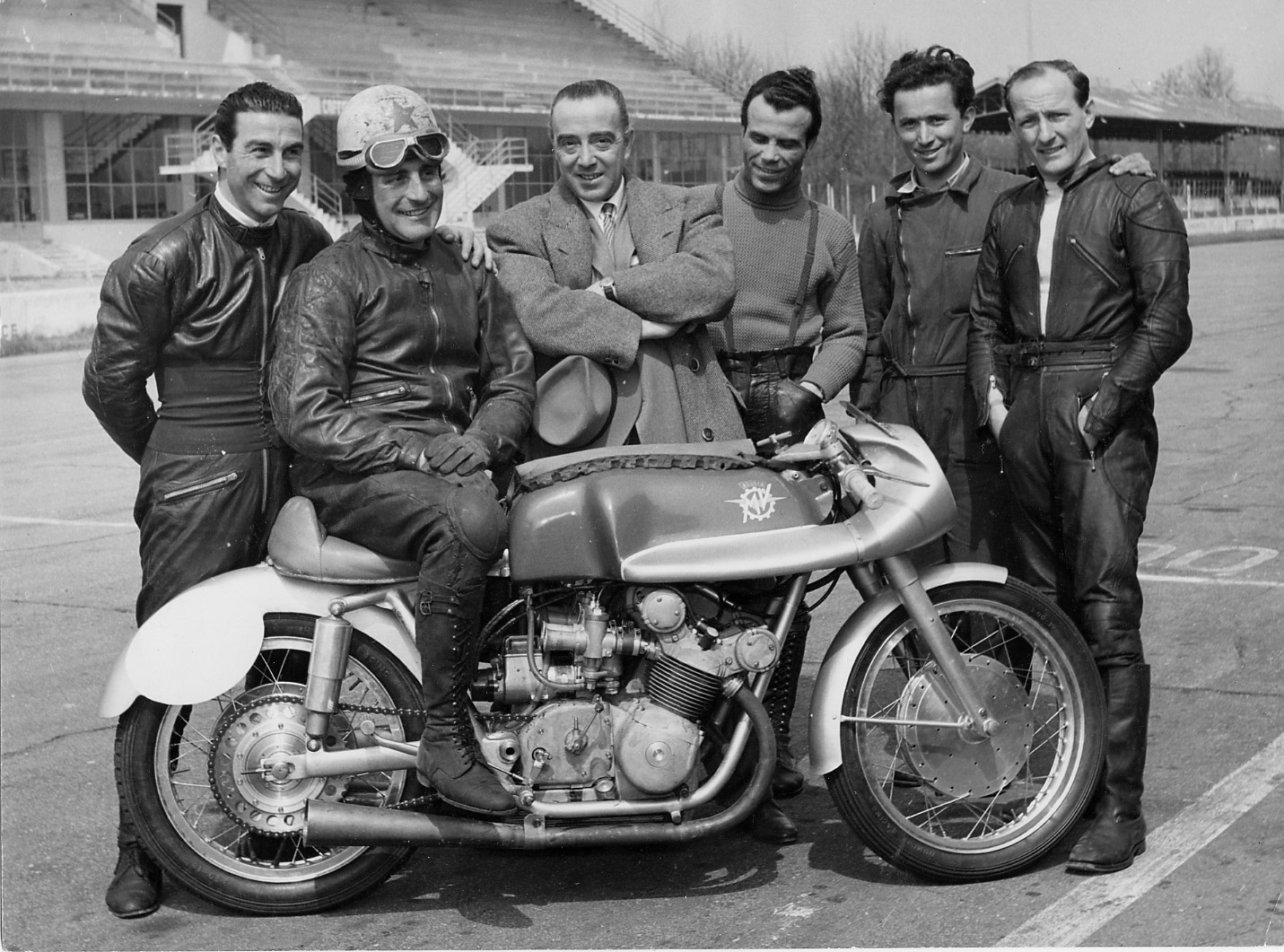 BSA BITS SCRAPS AND ALLSORTS: mv agusta team les graham right carlos ...