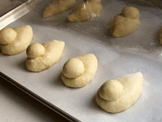 Cookistry: Birdie Bread - adorable buns shaped like little birds!