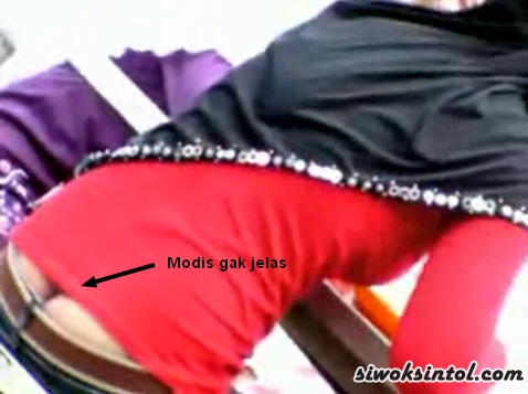 Parah, Gadis Berjilbab Pamer Pantat di Tempat Umum | wisbenbae