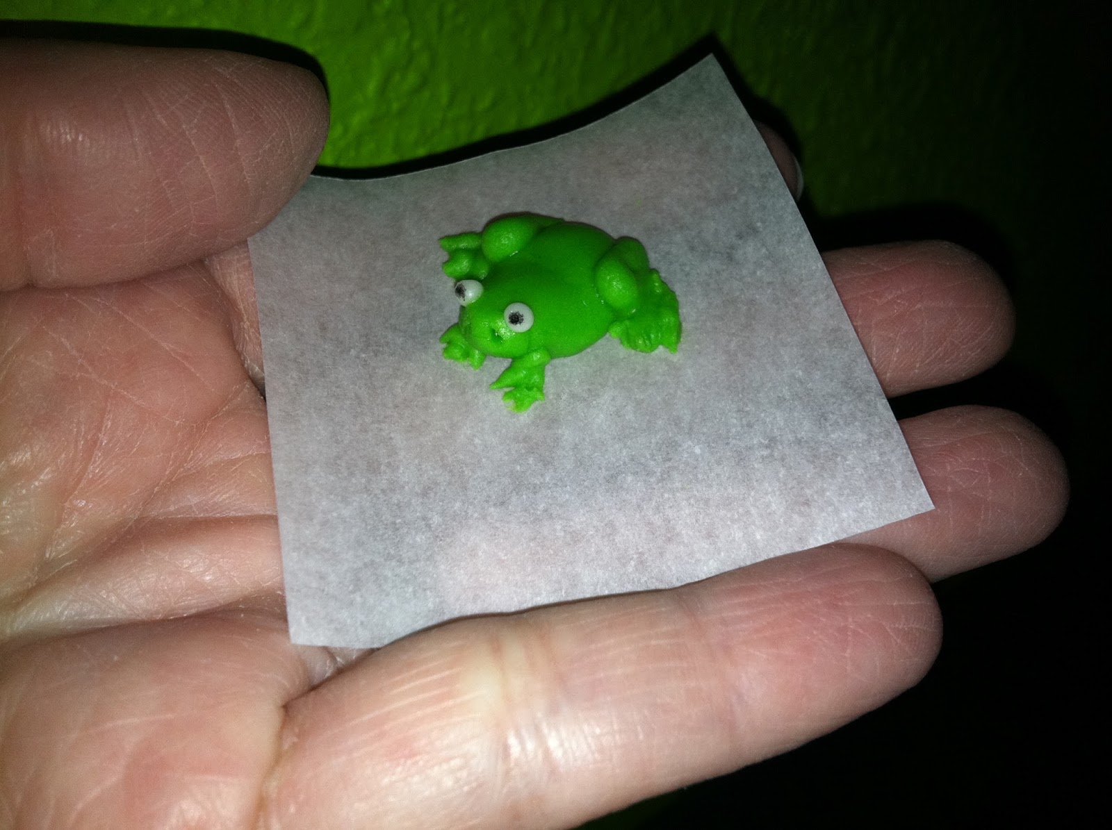 The Iced Queen: Tiny Frog in Royal Icing
