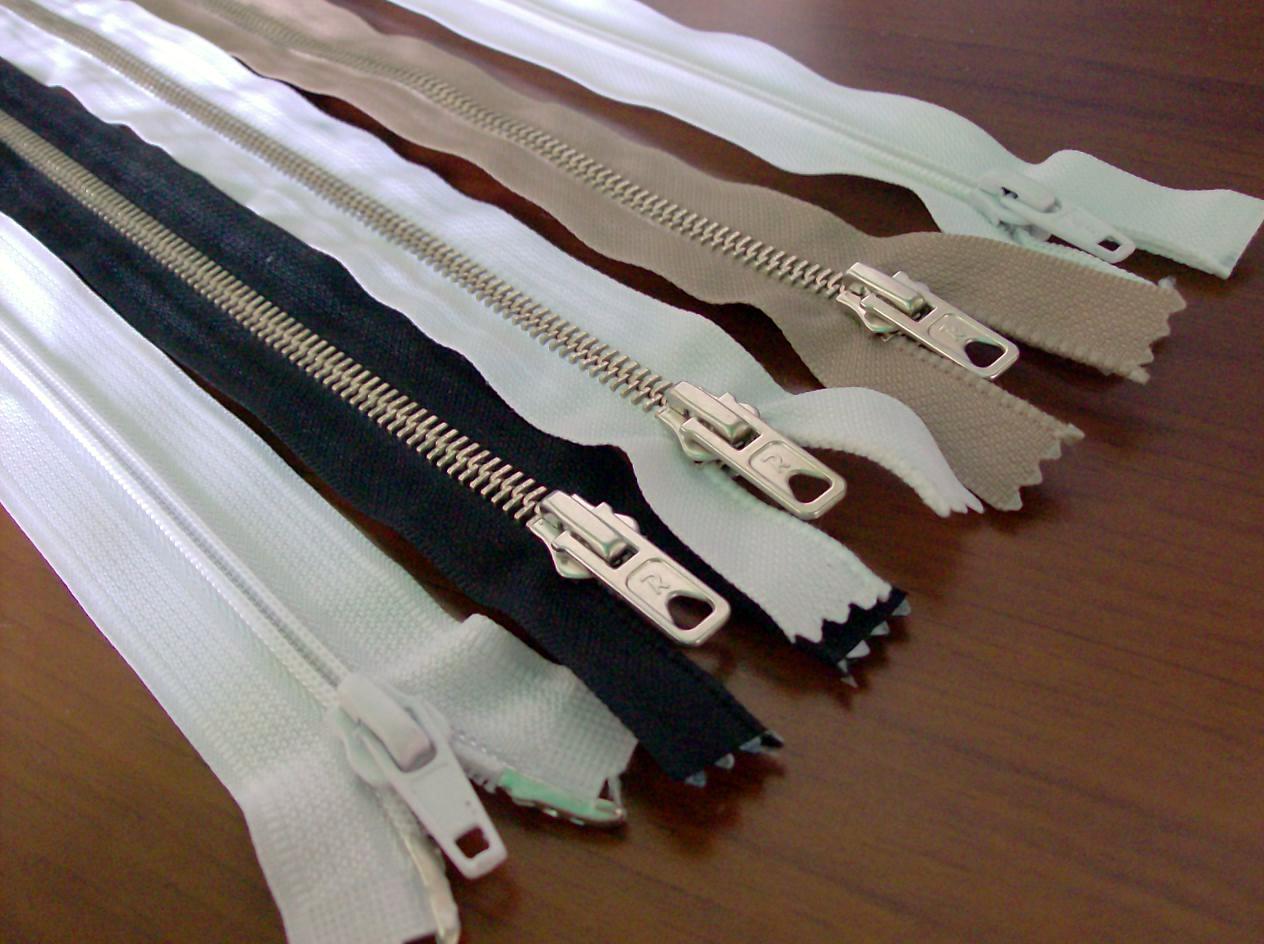 Cómo aplicar un cierre a un pantalón de mujer