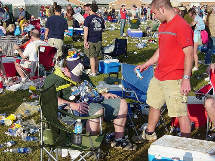 Illustrating The Drunken Mess That Is The Preakness Infield | Photo ...