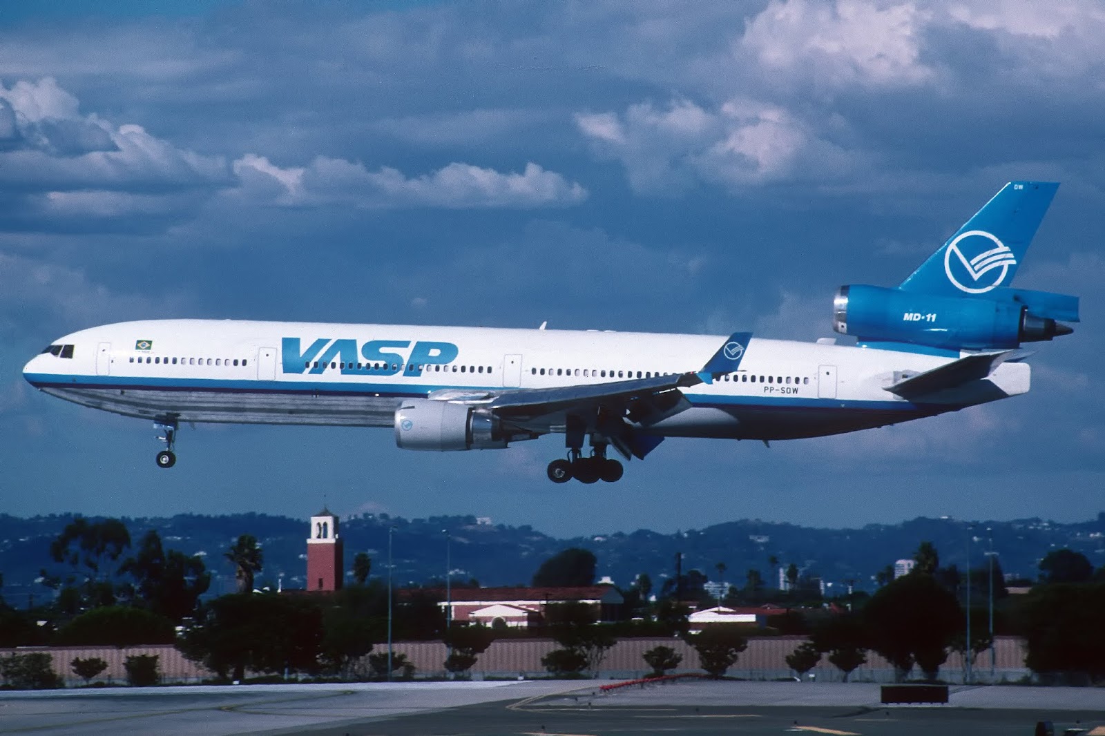 Aero Pacific Flightlines: VASP MD-11 (48413/488) PP-SOW