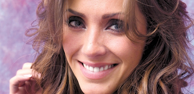 Por Siempre Rebelde: Veja vídeo da Anahí cantando em estúdio de gravação