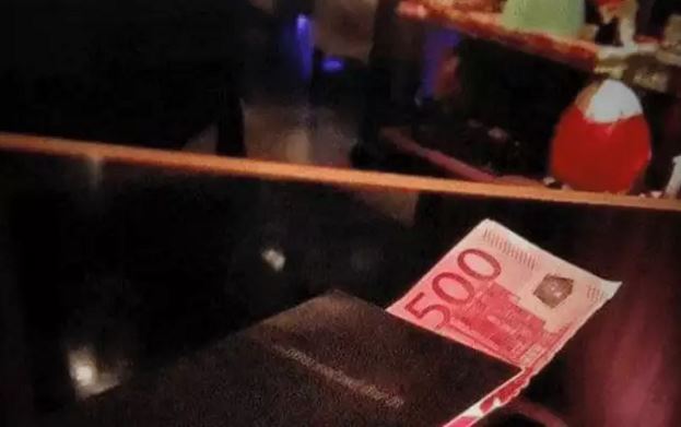 ΔΕΣ ΠΟΣΟ Μ@ΛΑΚΑΣ ΕΙΣΑΙ.... ΜΕ 500ΕΥΡΩ ΠΛΗΡΩΝΕΙ Η ΚΟΡΗ ΤΟΥ ΜΗΛΙΟΥ ΣΤΑ ...