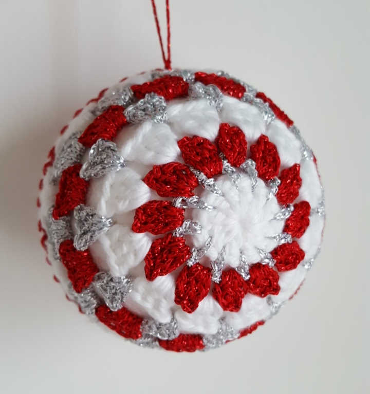 A Playful Stitch: Crochet Bauble - Free Pattern