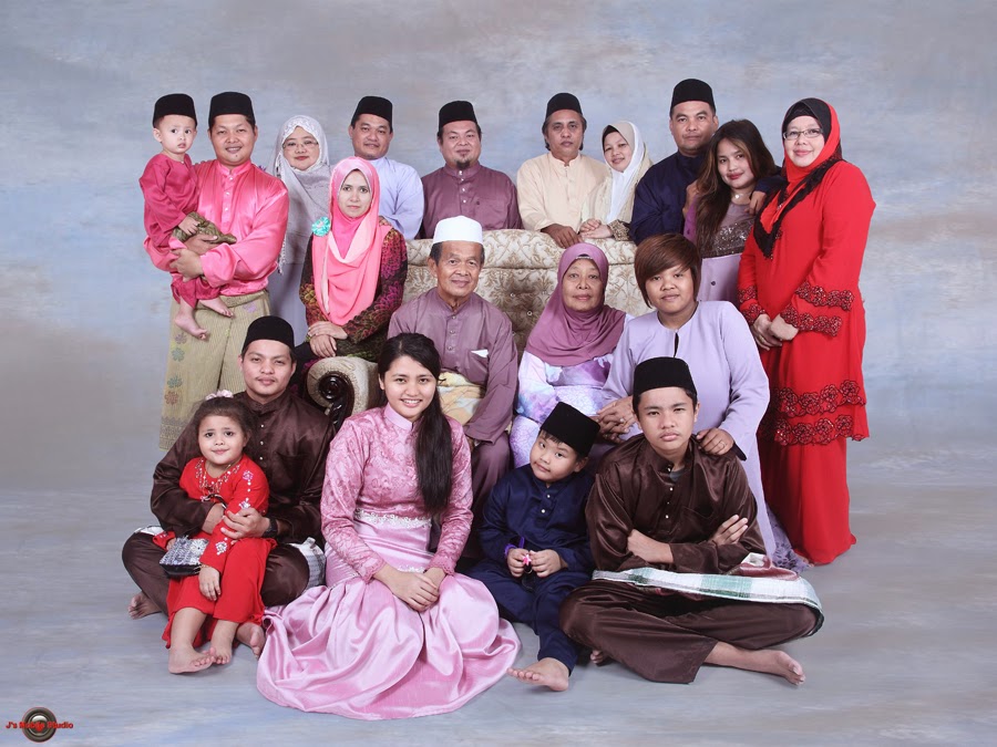 J's Mobile Studio: Encik Manap's Family Raya Photoshoot
