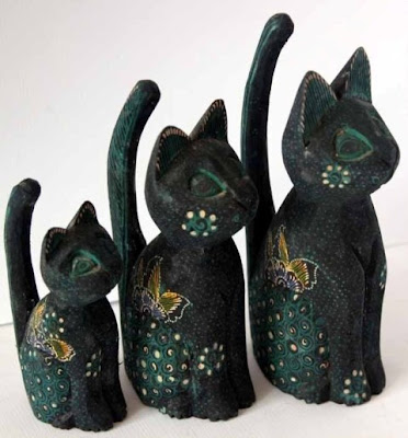 Antique Natural Handicraft Collections: Wood Batik Cats