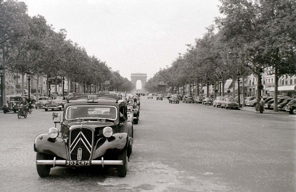 50 Interesting Vintage Photographs That Capture Street Scenes of Paris ...