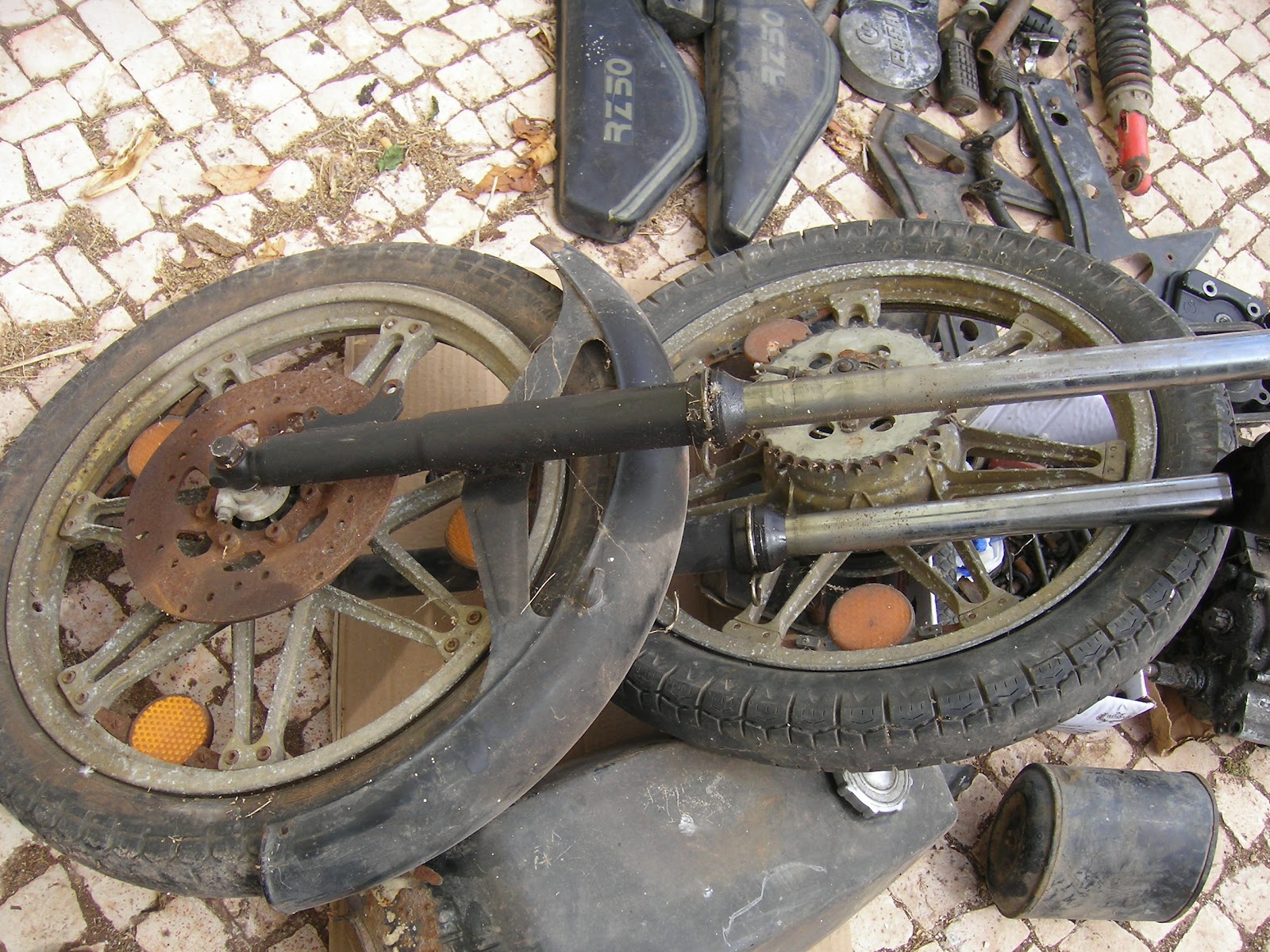 J.M.C.S. MOTOS E PEÇAS: CASAL RZ 50, PARA VENDER AS PEÇAS