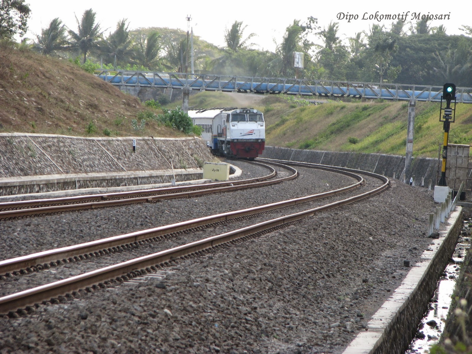 Kereta Api Indonesia: Rangkaian KA Fajar Utama Yogyakarta Melintas di ...