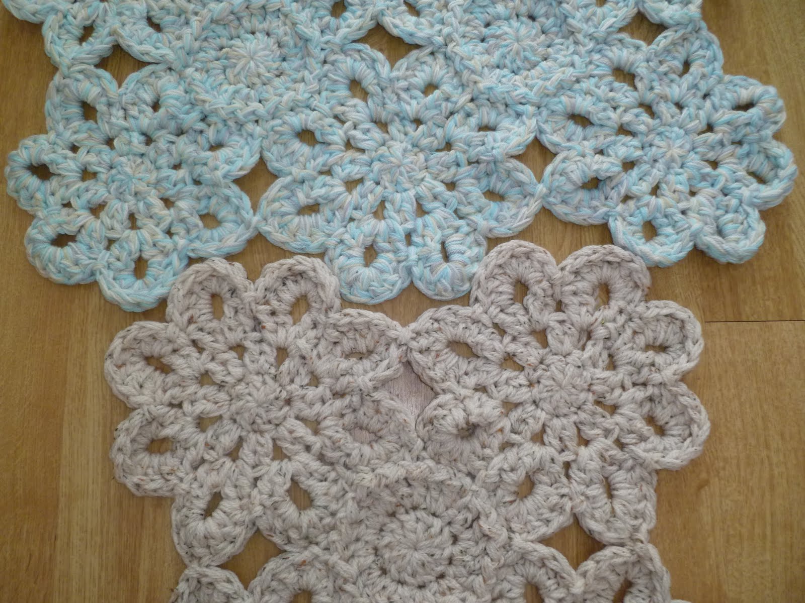 Susan Pinner: CHUNKY 8 PETAL FLOWER BATH MAT INSIDE CROCHET RUG PATTERN ...