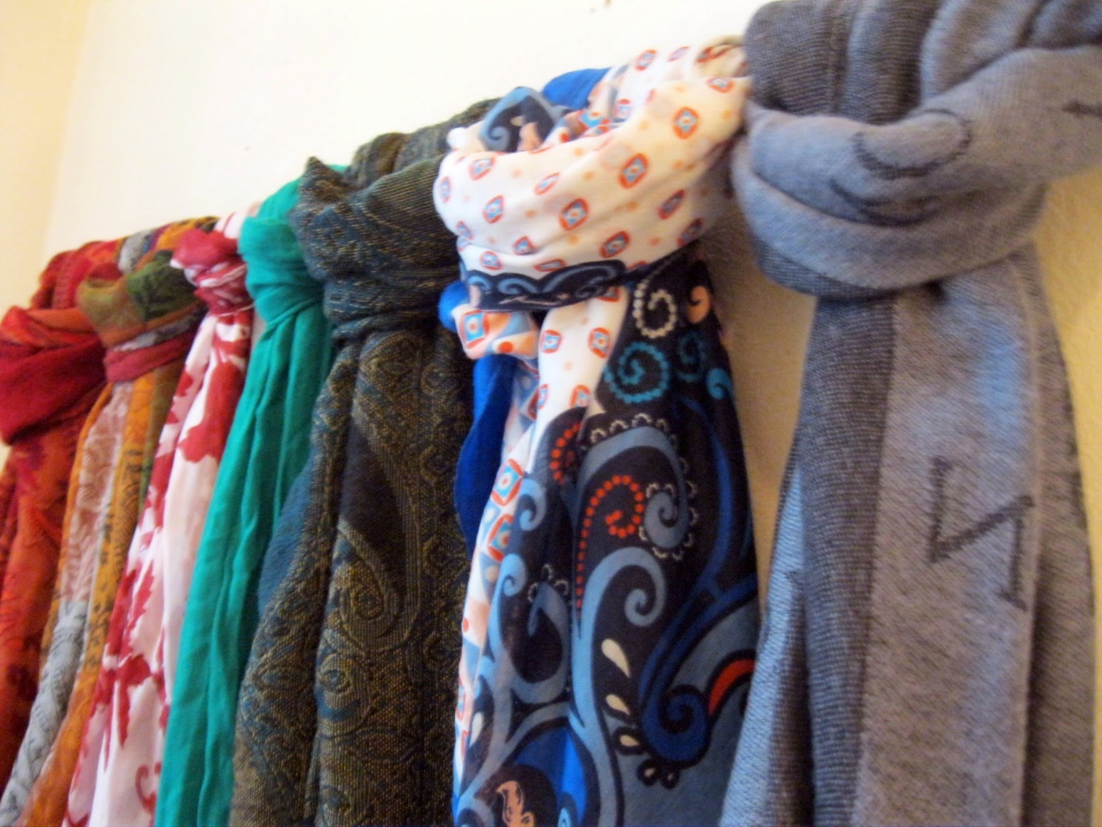 Little House in Chicago: How I Store My Scarves