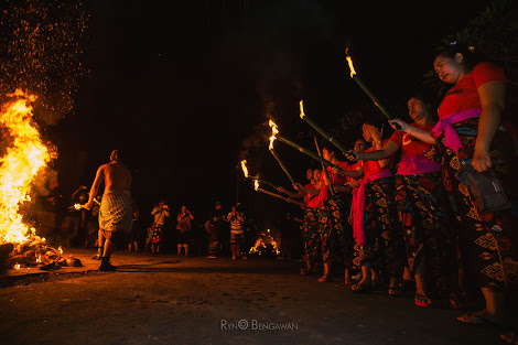 Perang Api di desa Nagi, Ubud, Bali ~ Explore Bali