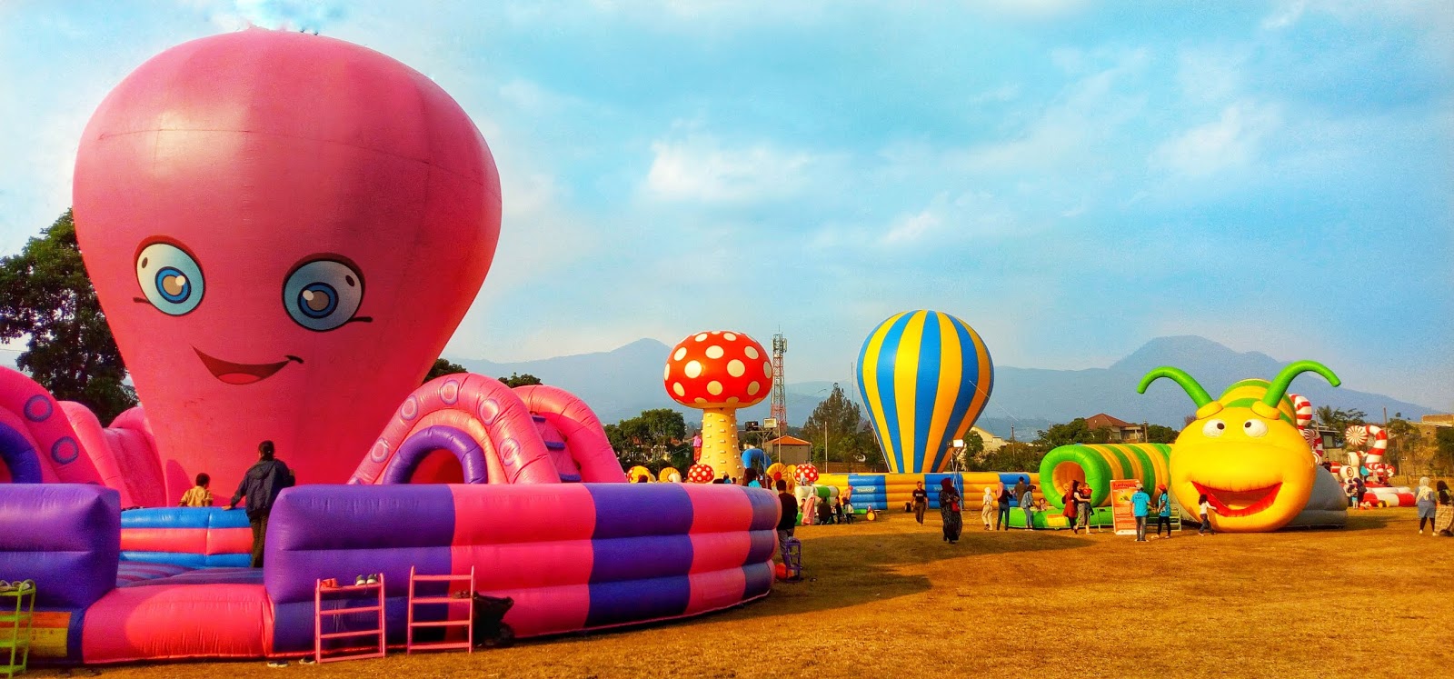 Taman dengan balon raksasa ini hadir dalam 7 bentuk karakter yang ...