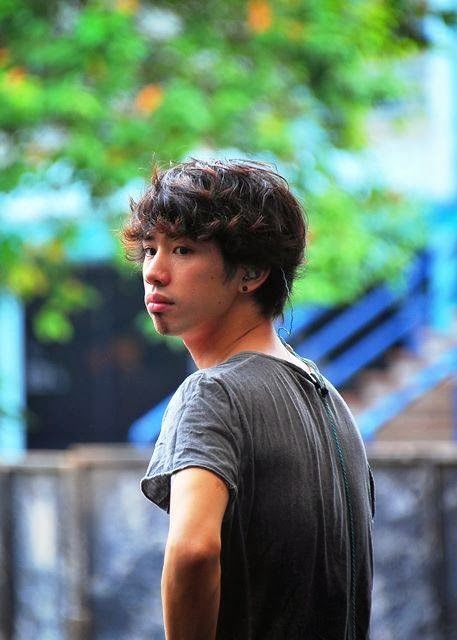 Ten drugi świat: 004 - Biografia