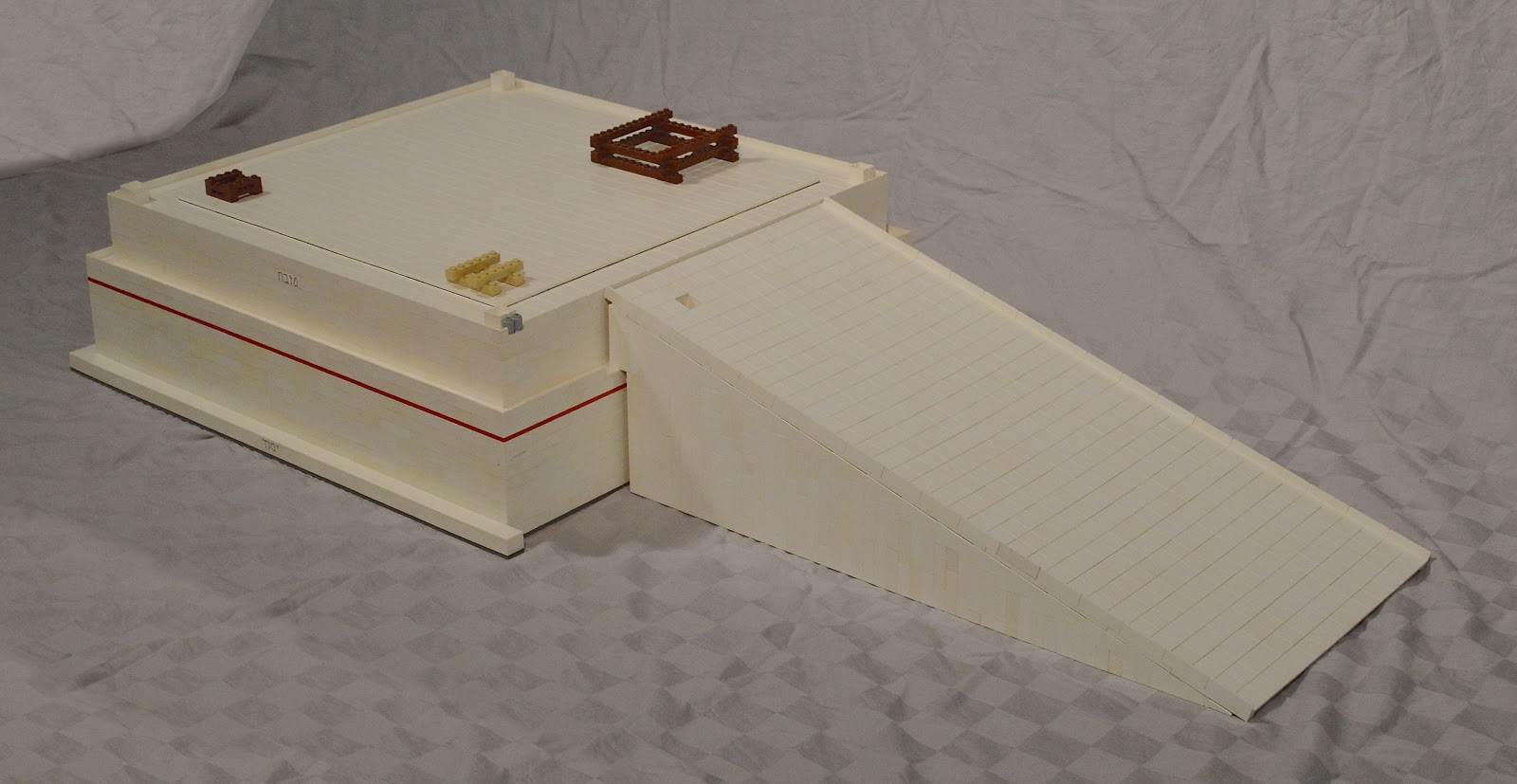 Beis Hamikdash Topics: Chanukas HaLEGO® Mizbeach