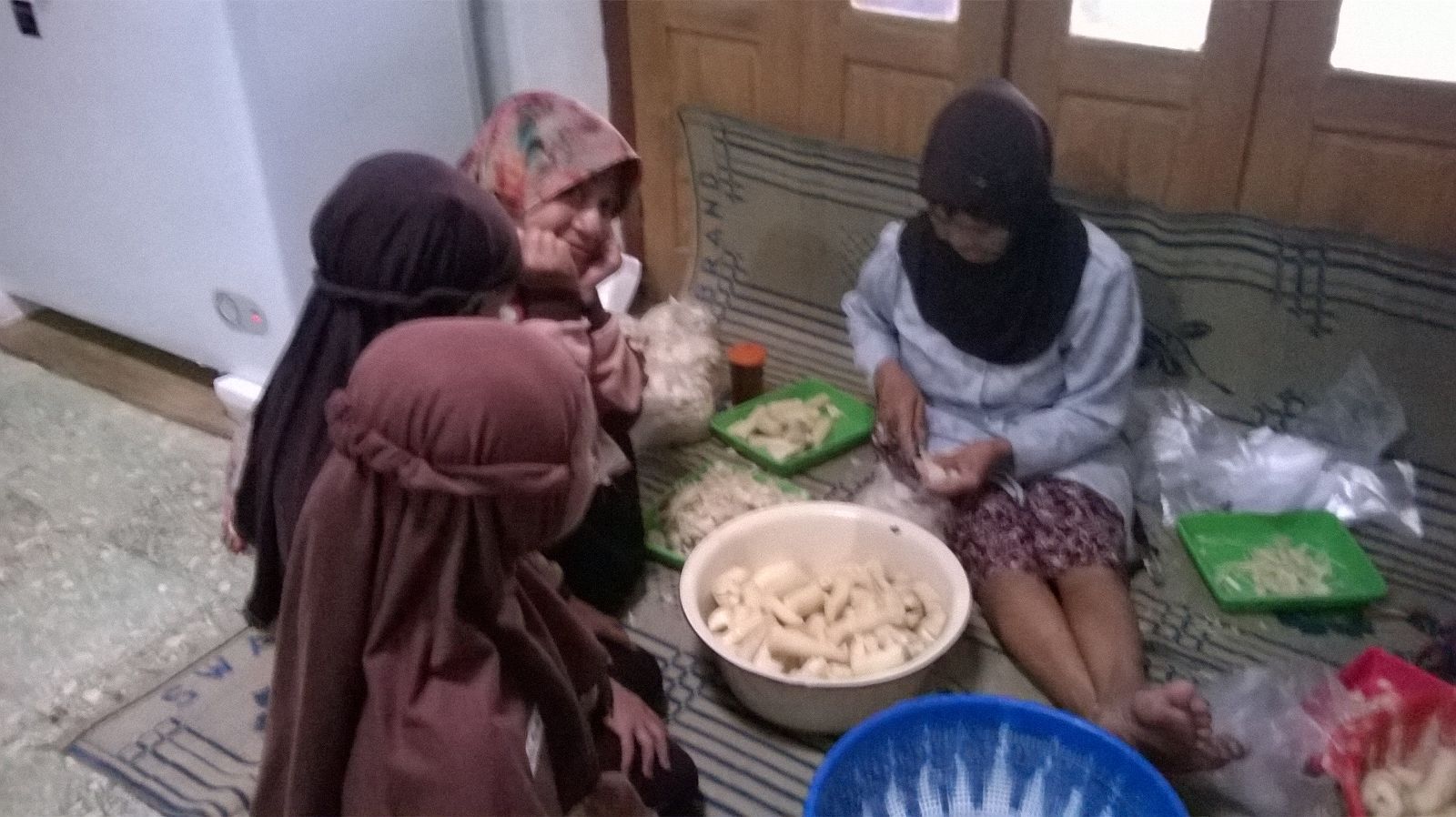 Melihat Dapur Pembuatan Gethuk Semar Hj. Nurul | SDIT BINAUL UMMAH ...