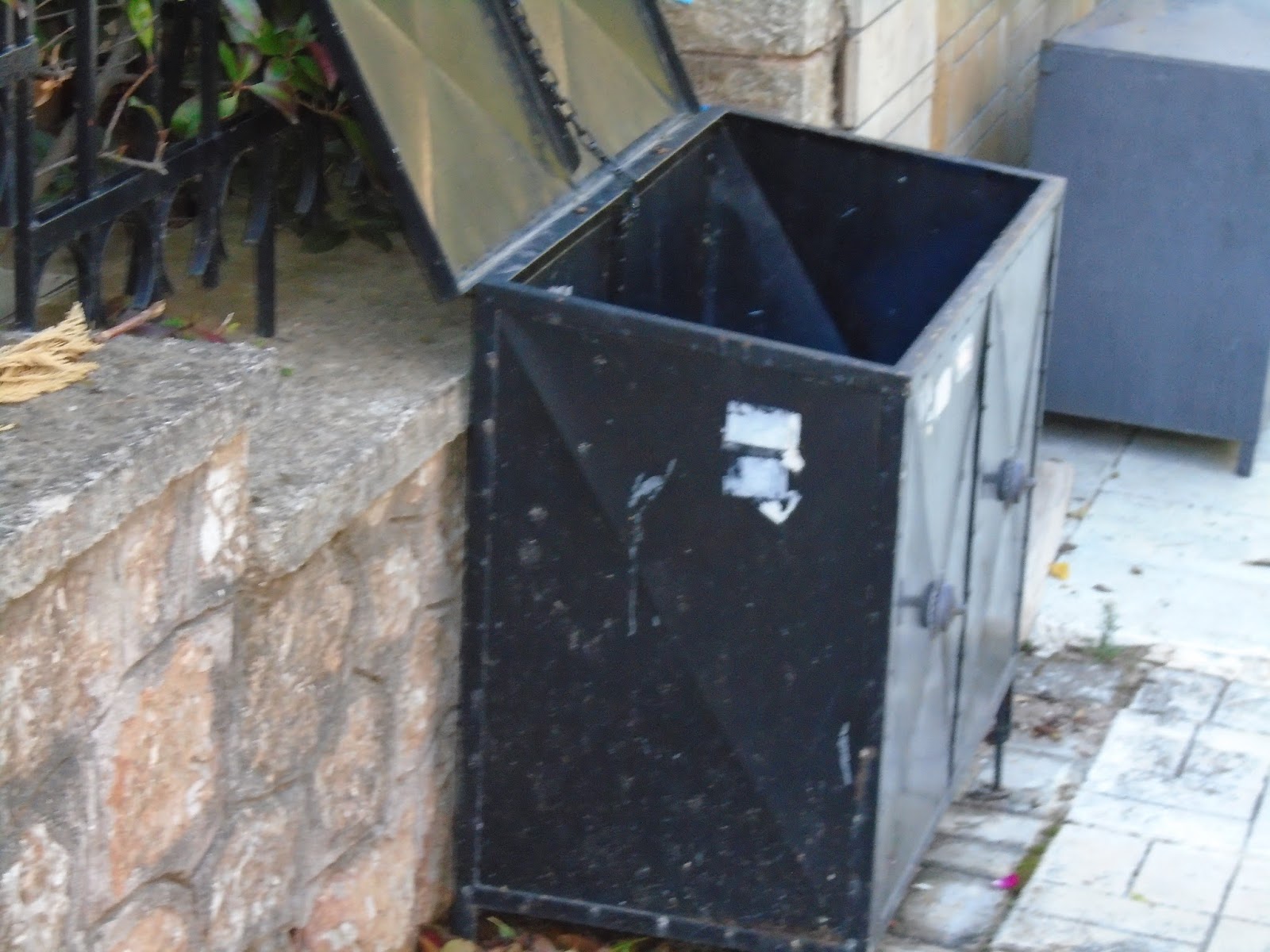 THE YELLOW JOURNAL BERLIN EKALI FOTOREPORT & AGRAMBELIS STREET MIMI ...