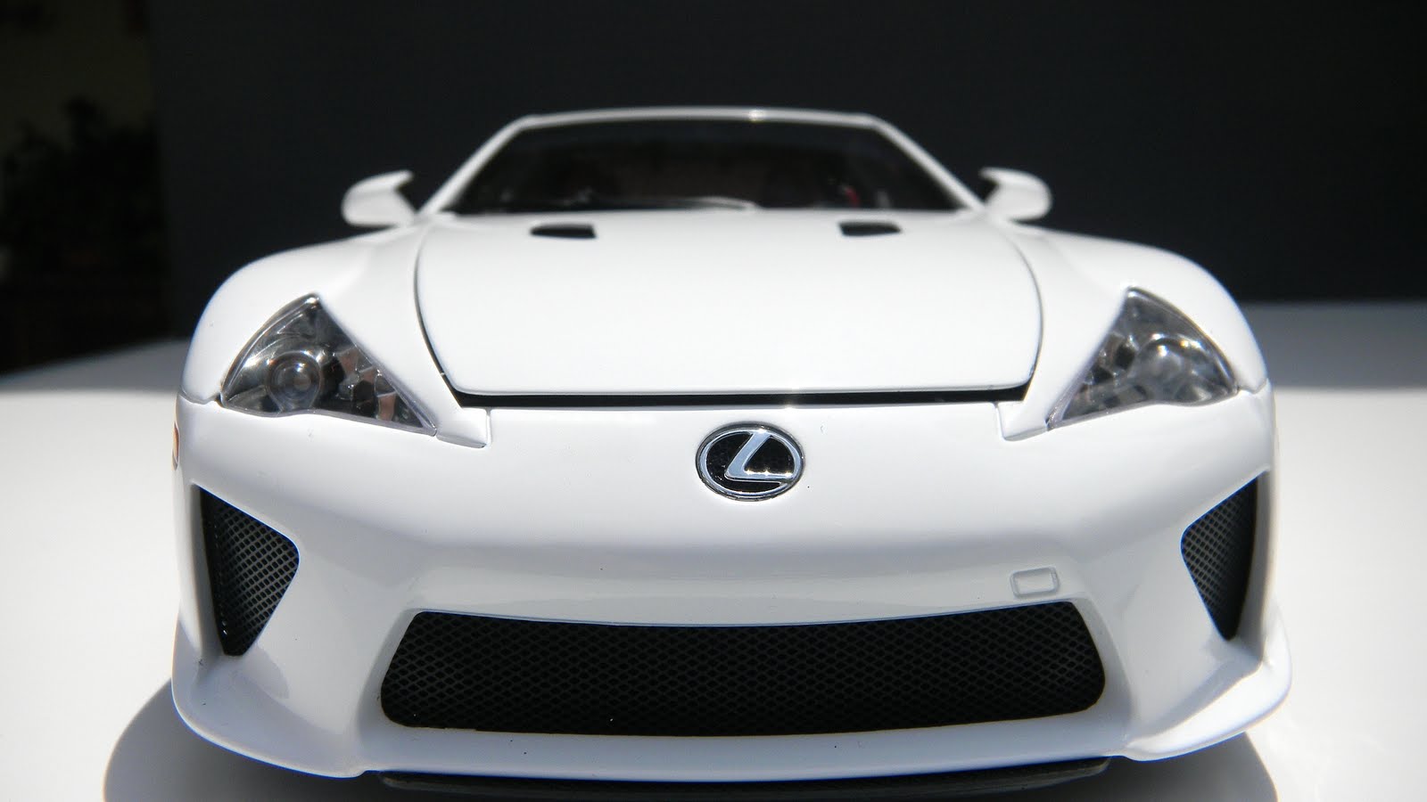 118 MODELS: Autoart 1:18 Lexus LFA